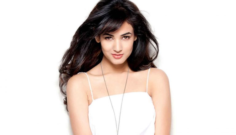 Sonal Chauhan Bio, Net Worth, Height, Boyfriend, Body, Affair, Married ...