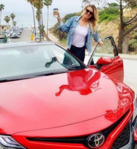 30 years old Amanda Balionis enjoys a net worth of $1 million