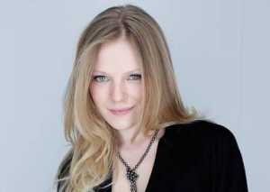Emma Bell Bio, Married, Husband, Age, Height, Net Worth