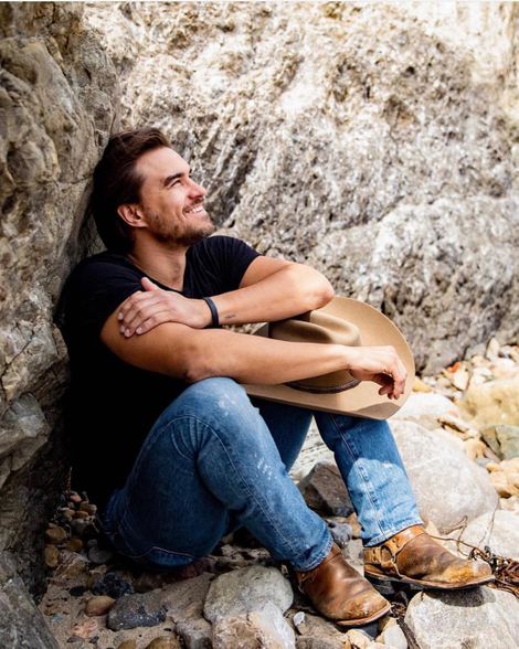 Rob Mayes Bio, Career, Music, Relationship, Girlfriend, & Net worth