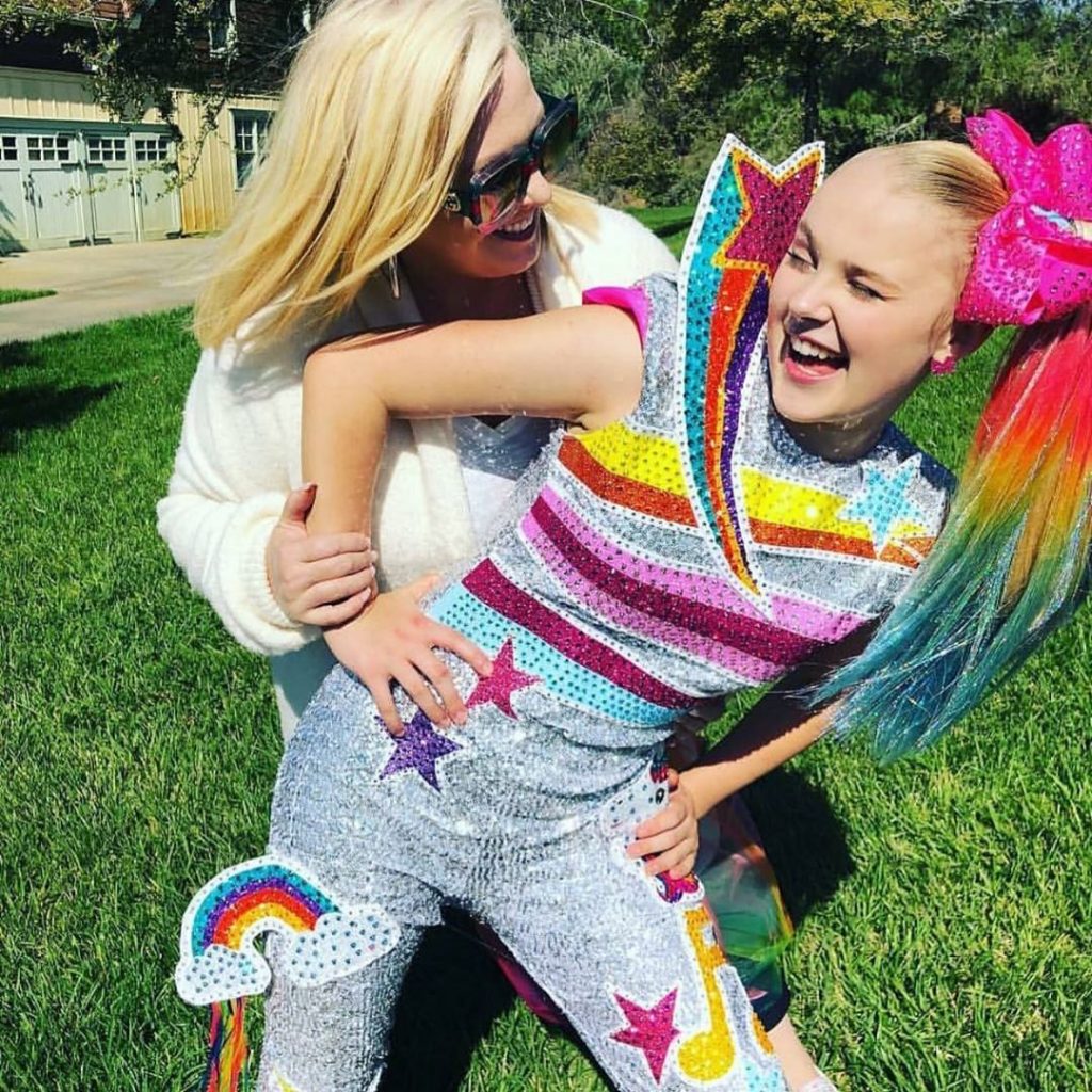 JoJo Siwa Age, Height, Songs, Shoe, Net Worth, Bio, & Car